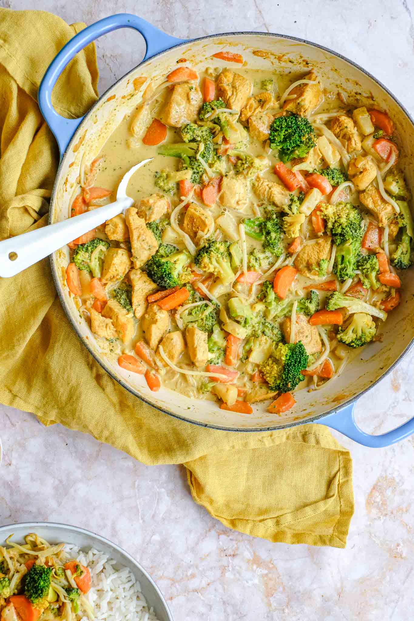 Rijst met kip en groenten in een currysaus – Kokerellen