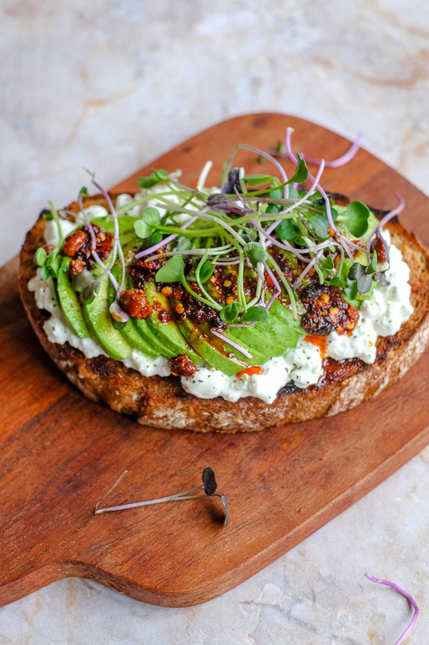 Avocado toast met cottage cheese – Kokerellen